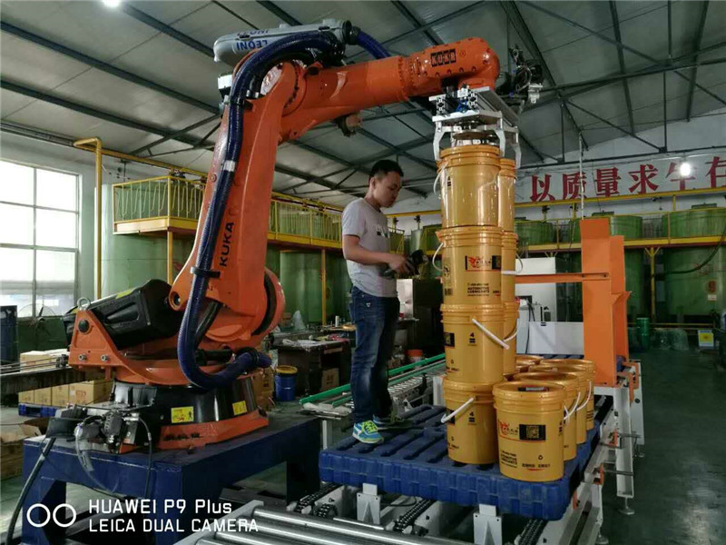 Second Hand 6 Axis Industrial Used Robotic Arm KUKA KR240R2900 Spot Welding Robot Arm 1