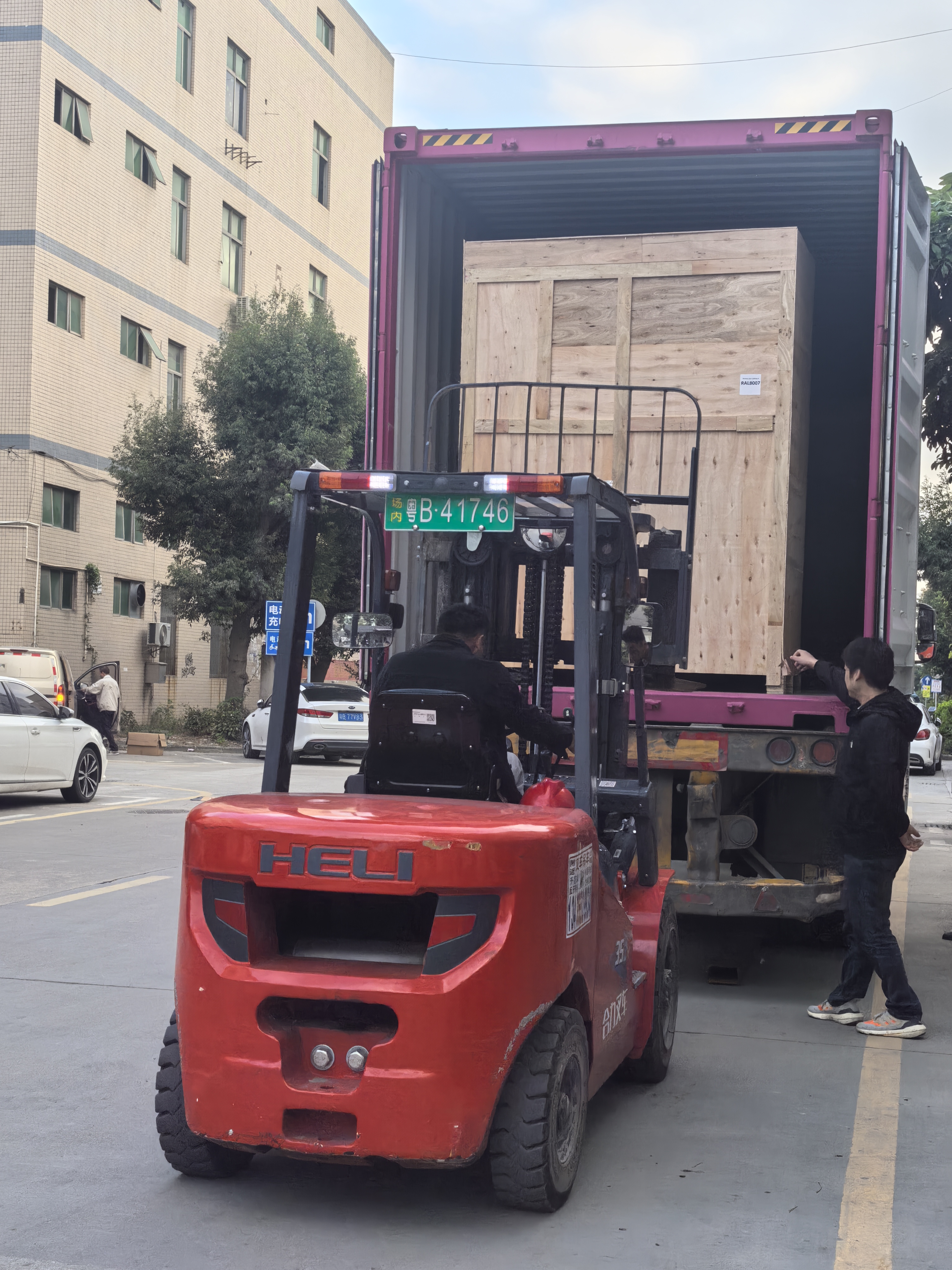 latest company news about Israel Customer 5 Sets of Gas Cylinder Cabinets Delivery Notice  1